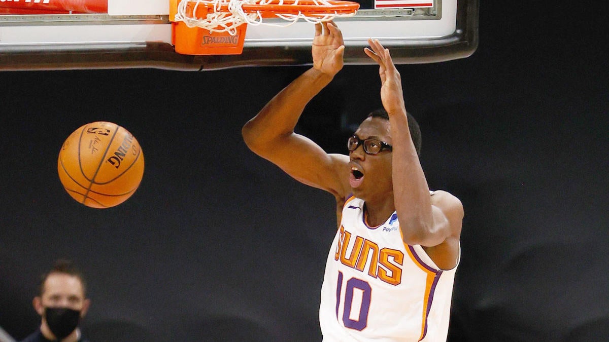 Suns decline third-year option on Jalen Smith, making former top-10 ...