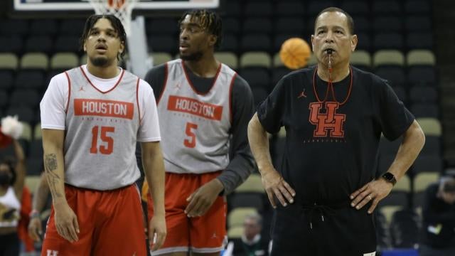 Kelvin Sampson Records 700th Career Win