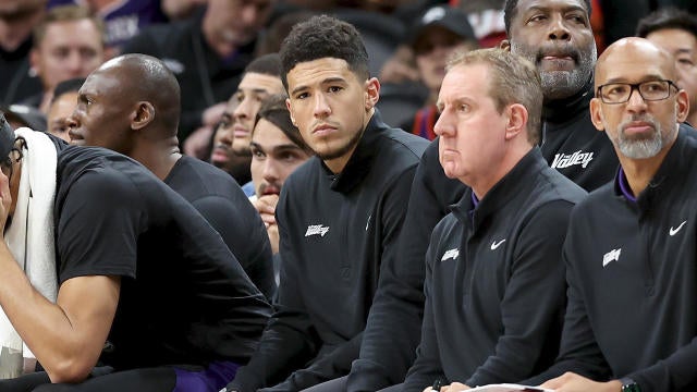 Devin Booker Leaves Game 2 With Right Hamstring Tightness