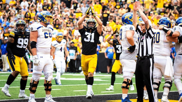 Iowa vs. Northwestern odds, line, spread: 2022 college football picks, Week 9 predictions from ...