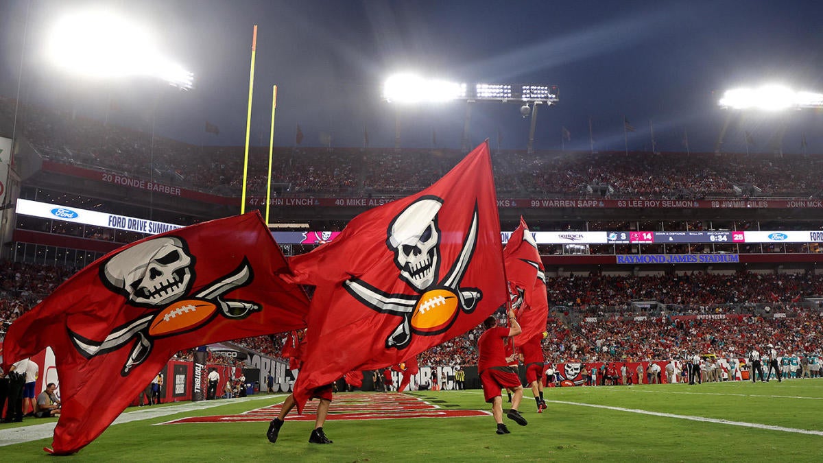 Child tackled by security after running on field during Buccaneers vs ...