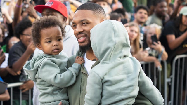 Buck Fans Welcome Damian Lillard With Rally In Milwaukee