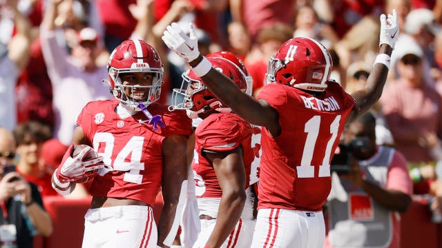 No 11 Alabama Holds On For 24 21 Win Over Arkansas
