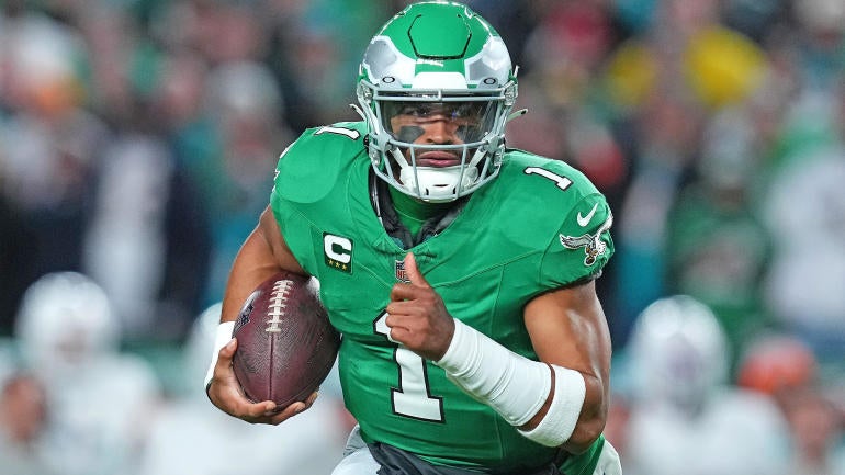Jalen Hurts 'feels fine' despite putting on knee brace at halftime during Eagles' win over ...