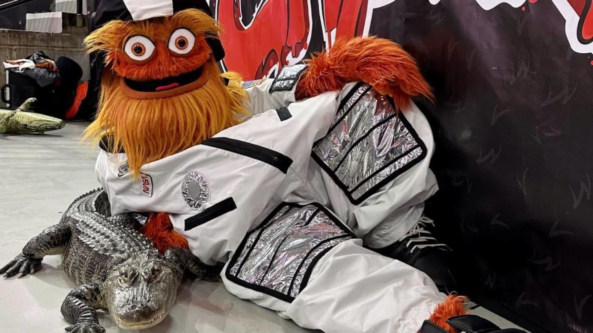 LOOK: Wally the emotional support alligator attends Flyers game, meets ...