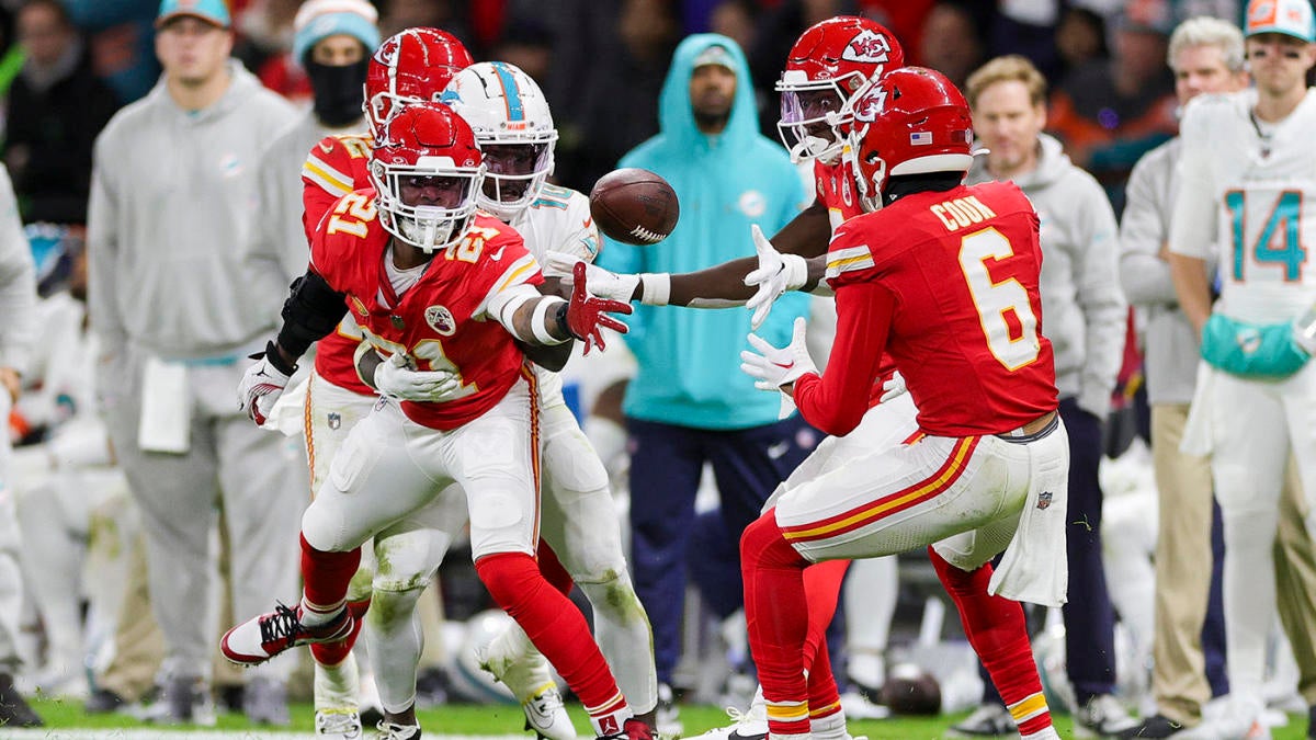 Chiefs make play of the year, convert Tyreek Hill fumble into scoop-and ...