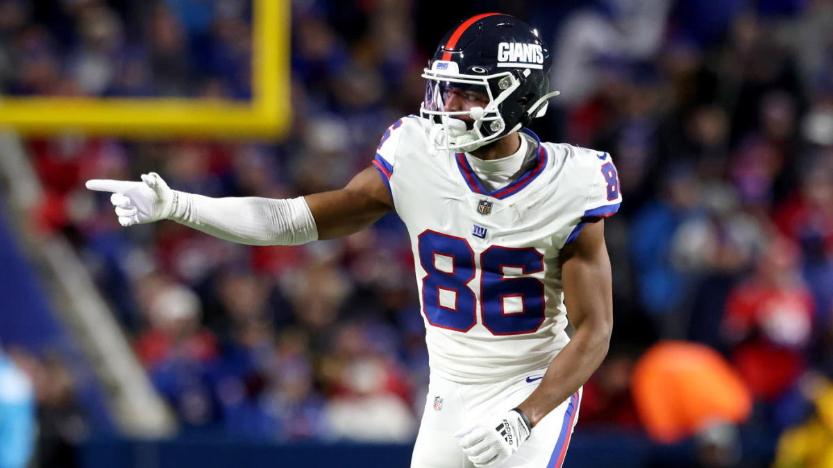 Giants' Darius Slayton emotionally defends Daniel Jones following torn ...