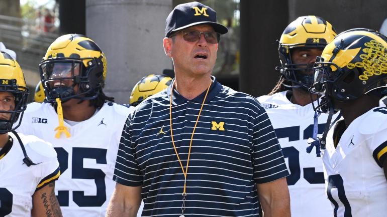 LOOK: Wolverines wear 'Michigan vs. Everybody' shirts for flight to ...