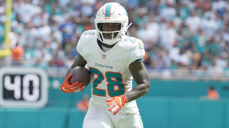 Dolphins RB De'Von Achane exits Week 11 vs. Raiders with knee injury ...