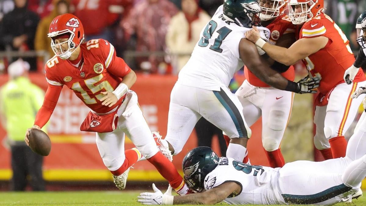 LOOK: Eagles' Jalen Carter nearly makes incredible INT on Patrick ...