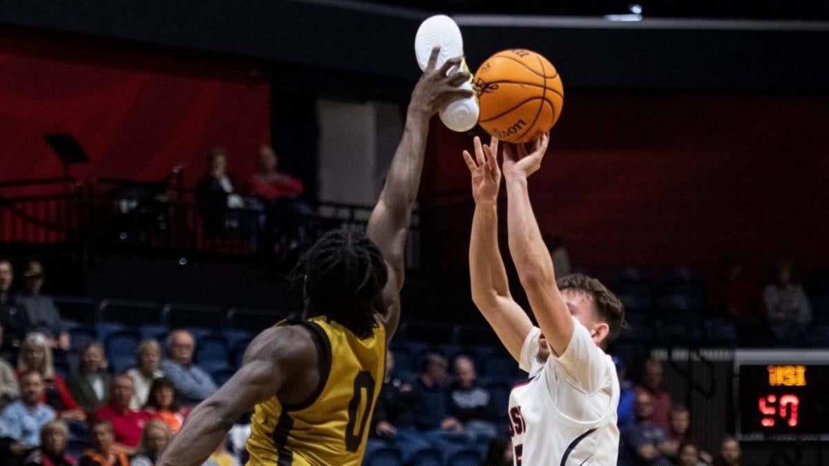 WATCH: Purdue Fort Wayne's Rasheed Bello blocks a shot with his shoe ...