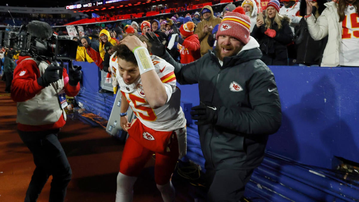 LOOK: Bills fans hurl snowballs at Patrick Mahomes, Travis Kelce after ...