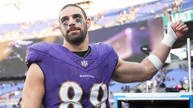 Ravens' Mark Andrews helps save woman's life on flight, offers his ...