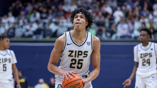 Enrique Freeman Hits Long 3 At Buzzer Before Half