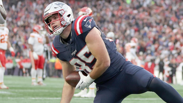 Hunter Henry, Patriots agree to three-year deal as veteran TE remains ...