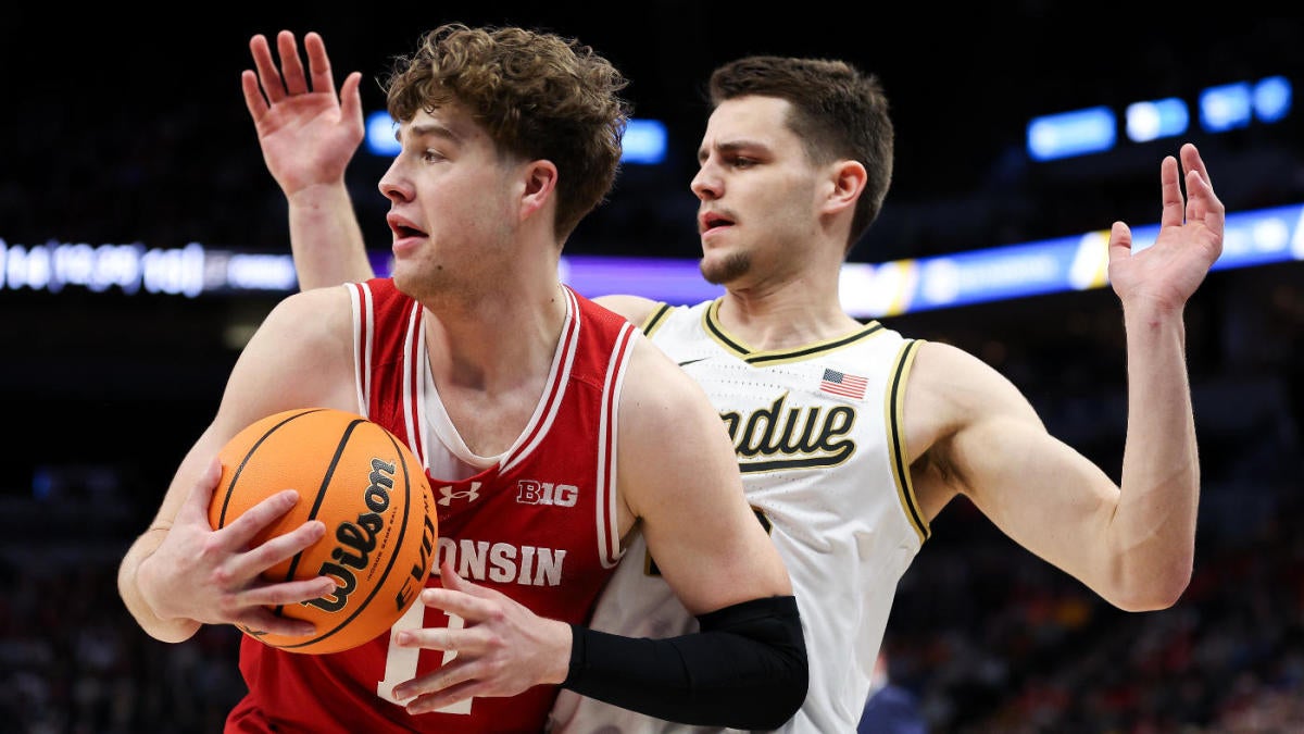 WATCH: Wisconsin's Max Klesmit hits last-second shot to stun Purdue in ...