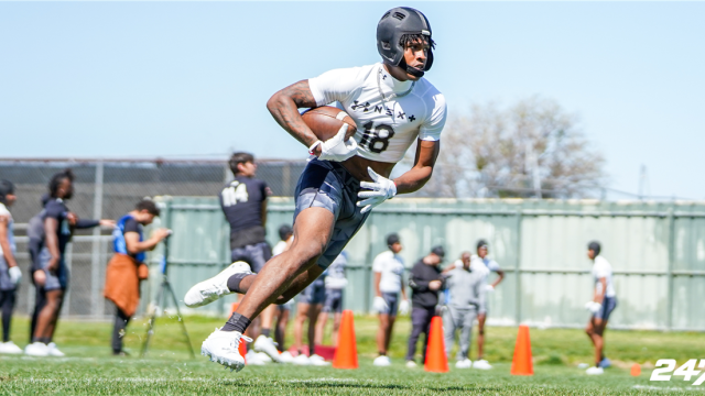 Where Oregon stands with 5-Star WR Dakorien Moore | College Football Recruiting Show