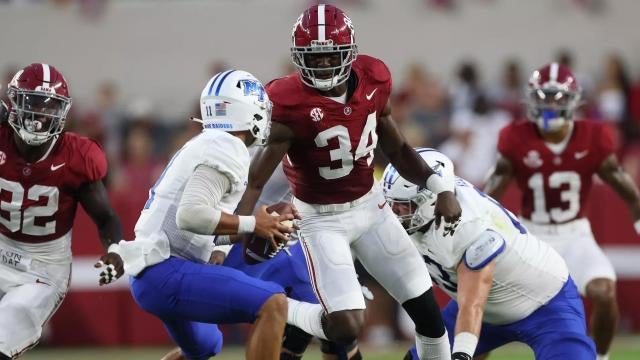 Alabama's Que Robinson helps younger outside linebackers through drills ...