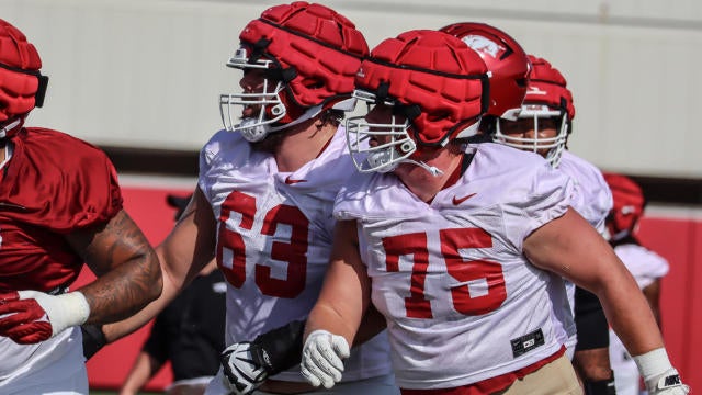 Arkansas offensive line goes through fall drills