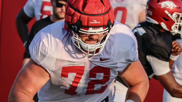 Razorback offensive line goes through fall drills