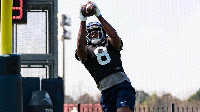Ole Miss tight ends working with assistant coach Joe Cox