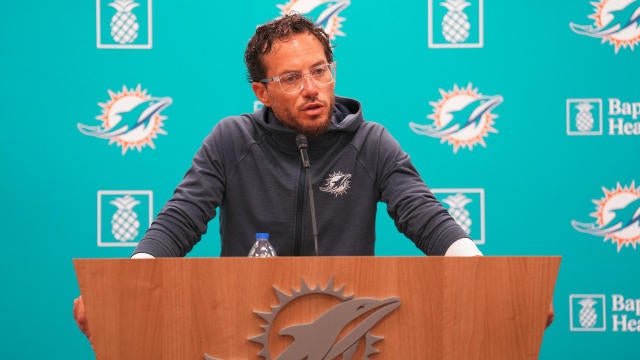 Dolphins Extend HC Mike McDaniel Through 2028