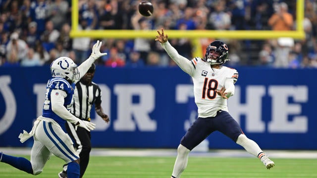 No. 1 pick Caleb Williams throws his first NFL TD to fellow rookie Rome ...