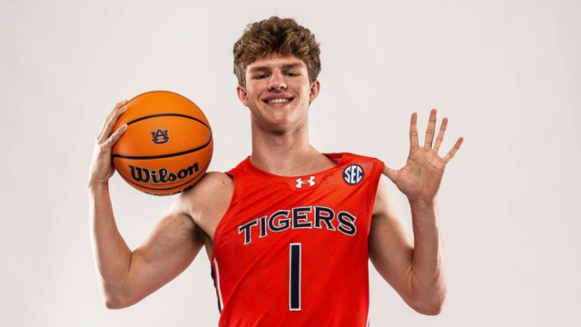 The moment 4-star SG Simon Walker commits to Auburn