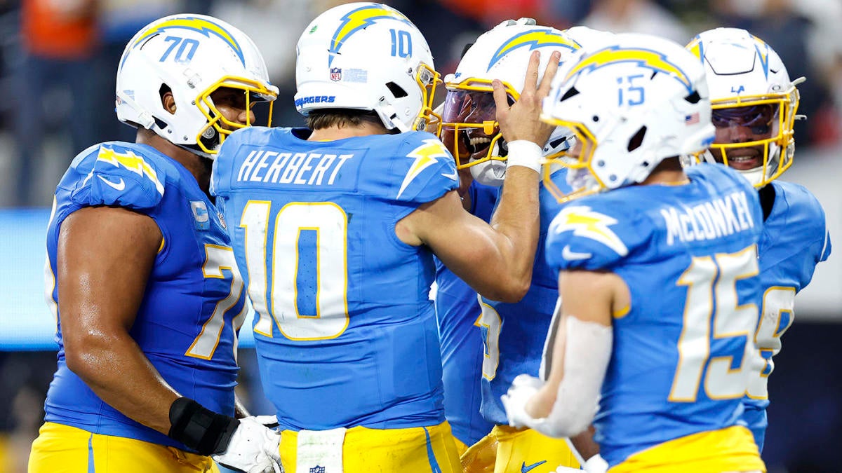 WATCH: Unreal Justin Herbert TD pass, insane two-point catch ...