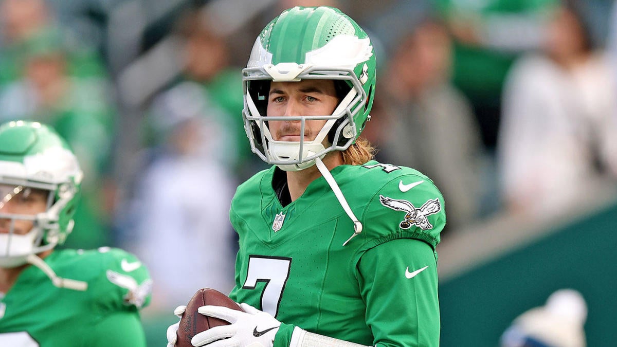 Eagles' Kenny Pickett played with broken ribs in win over Cowboys ...