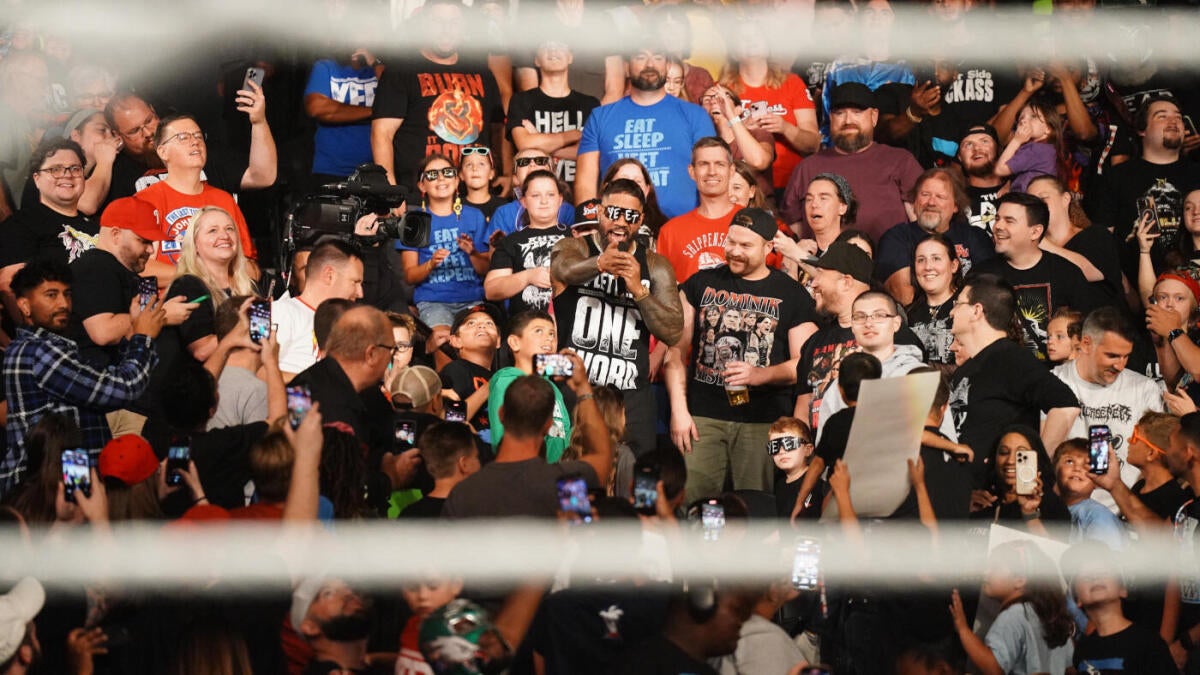 WWE Raw results, grades: Roman Reigns returns, helps Jey Uso defeat ...