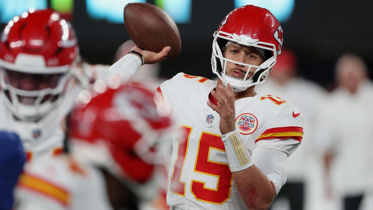 Chiefs survive sloppy Sunday night battle vs. Giants to get first win ...