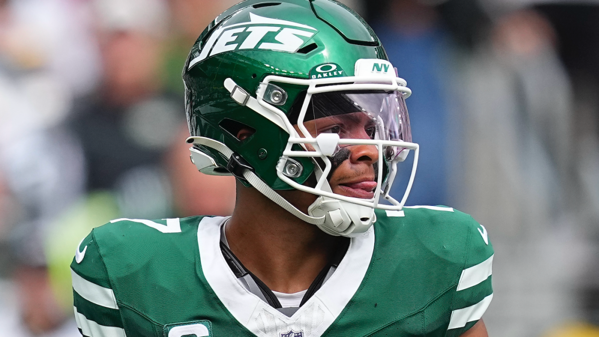 Is Justin Fields starting tonight vs. Dolphins? Latest on Jets QB's ...
